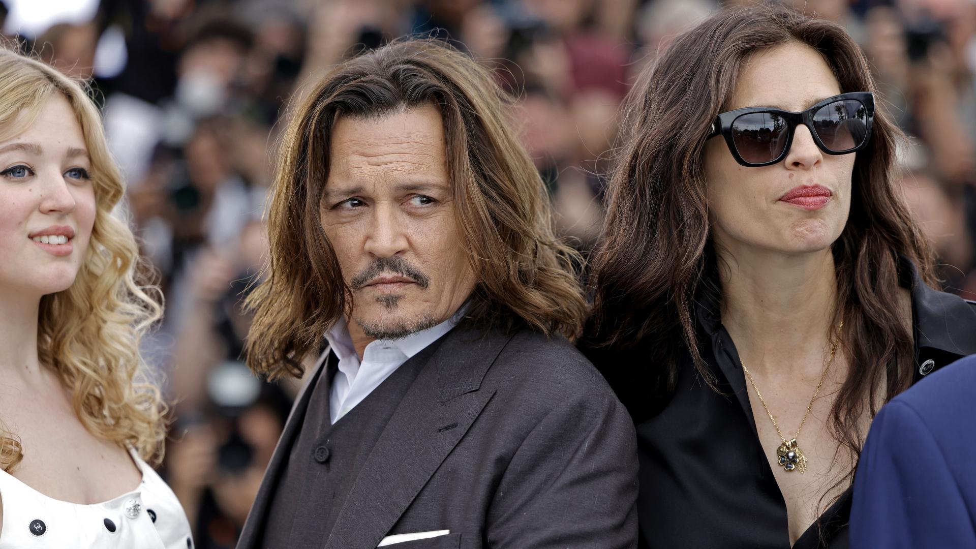 И ТОЙ СЛЪНЧАСА: Джони Деп задушава козметичка! (СНИМКИ)|Телеграф