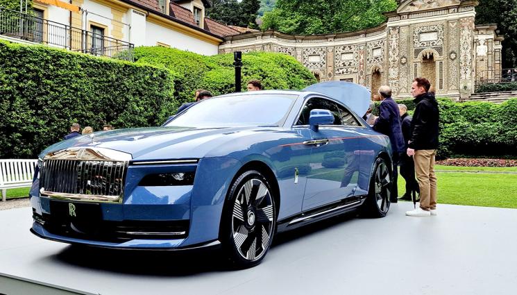 Ексклузивно от премиерата на RR Spectre на брега на езерото Комо ...