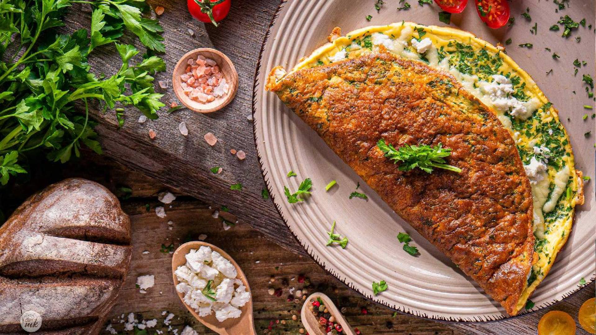 Гответе с matekitchen.com: Хапване само за 10 минути: Омлет с магданоз, кашкавал и сирене (ВИДЕО ...