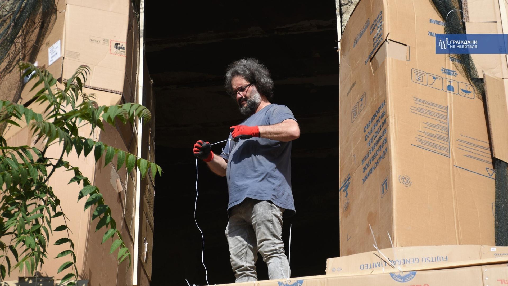 Някога архитектурно бижу, а днес развалина: Художник опакова сграда във ...