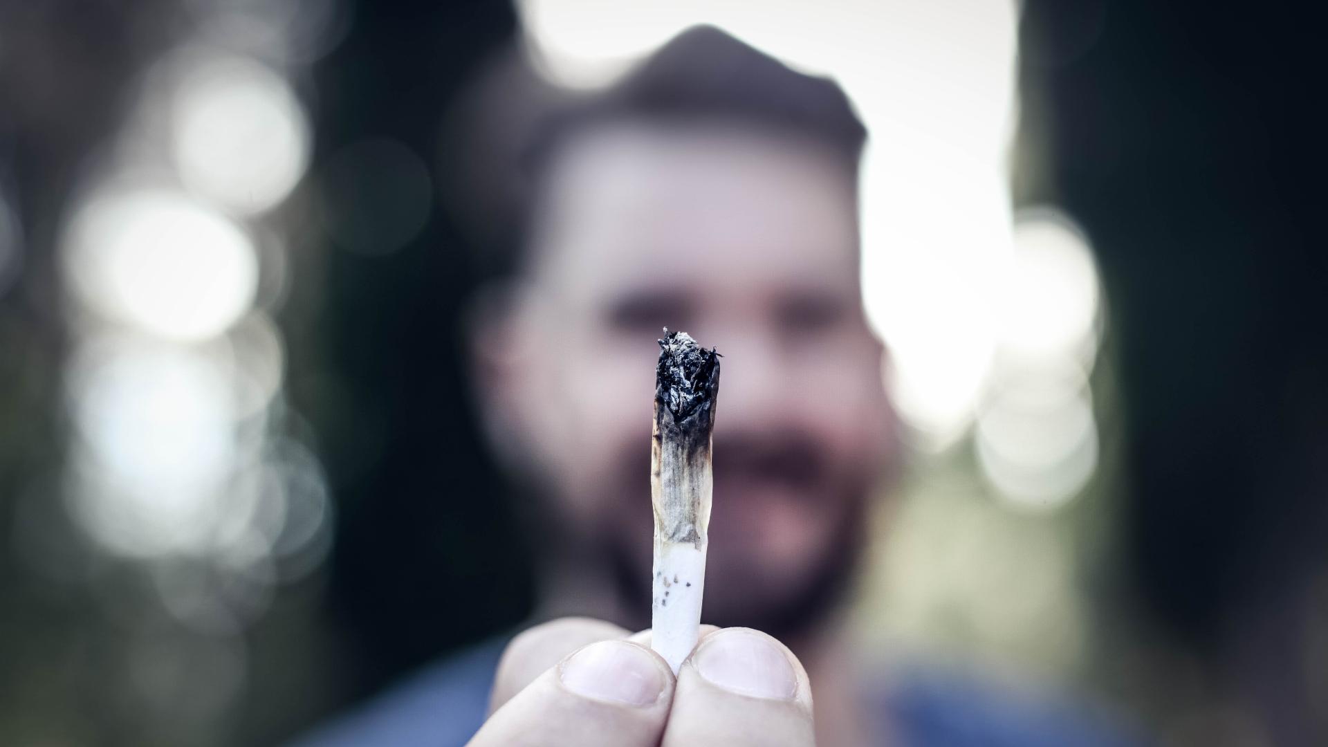 ОТ ДРУГАТА СТРАНА НА ЗАКОНА: Служител на ДАНС пафкал трева в колата си ...