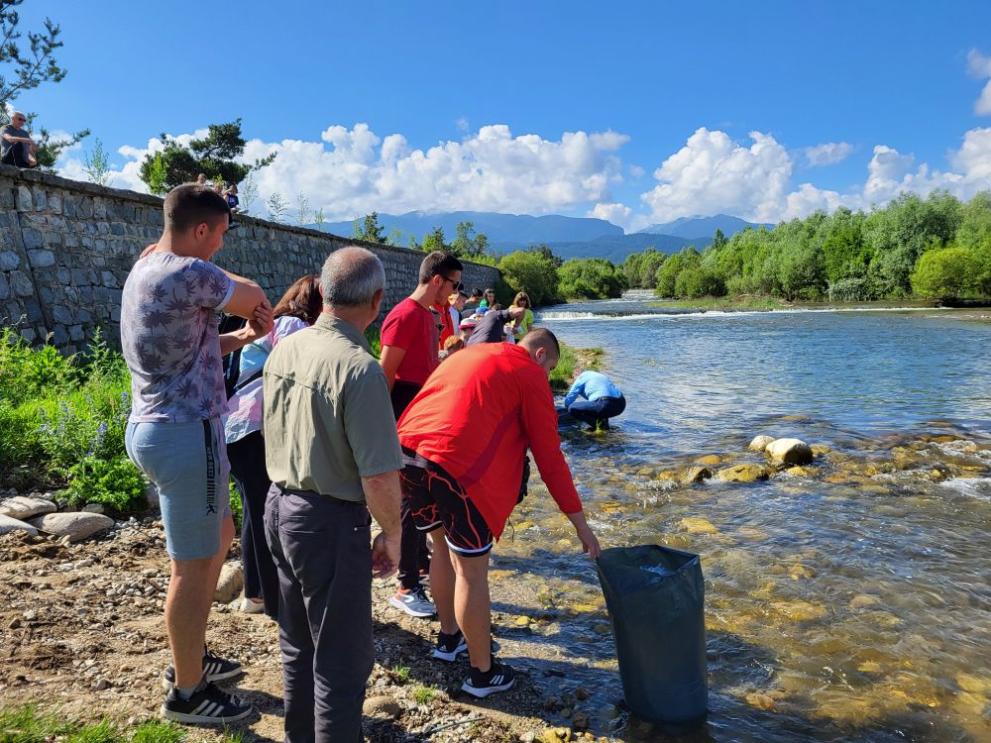 Река Искър в Самоков бе зарибена с около 8500 балкански пъстърви ...