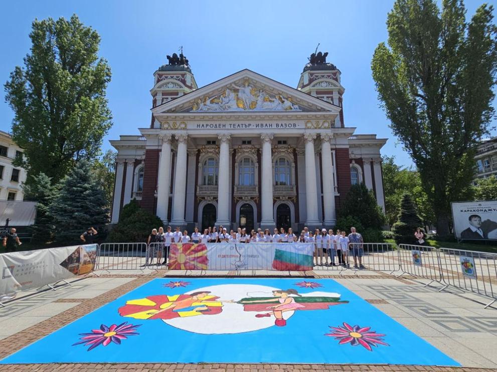 Млади творци от България и РСМ нарисуваха символична картина пред ...