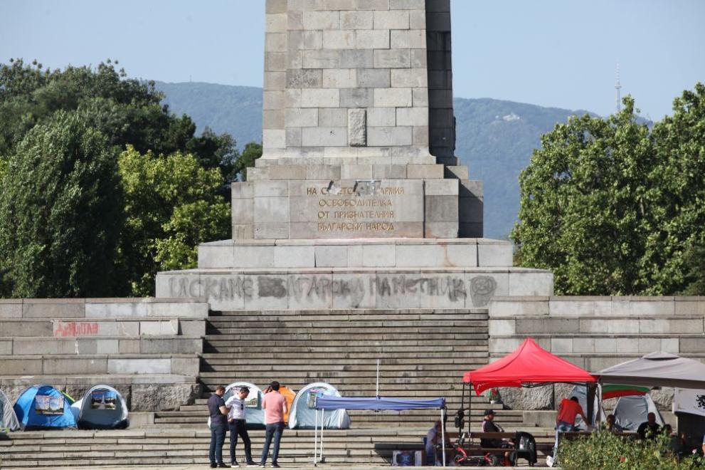 Four Detained For Damaging Sofias Soviet Army Monument News In