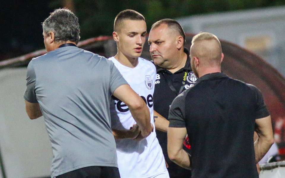 Историческо: Трето поколение Пенев на стадион "Българска армия" - БГ ...