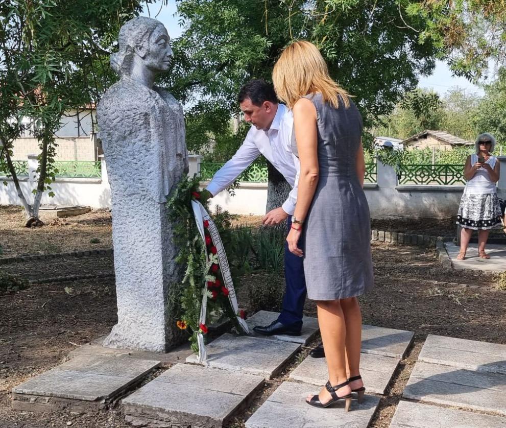 135 години от рождението на голямата българска поетеса Дора Габе ...