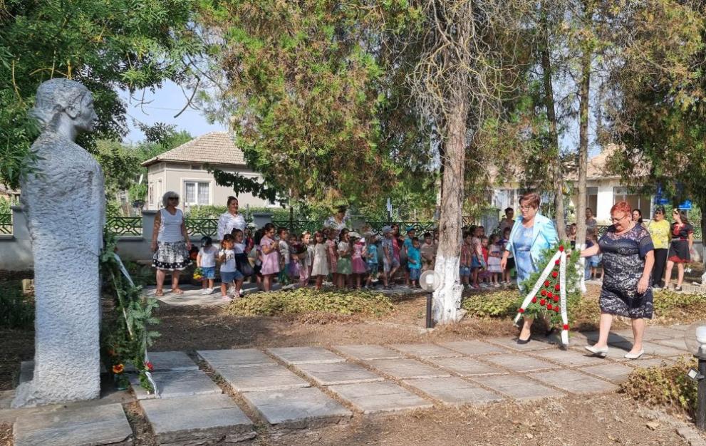 135 години от рождението на голямата българска поетеса Дора Габе ...