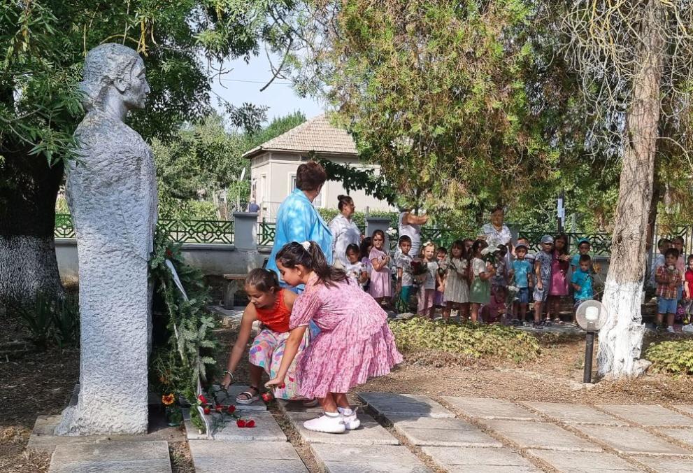 135 години от рождението на голямата българска поетеса Дора Габе ...