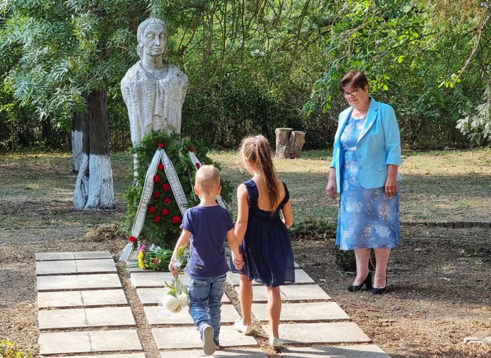 135 години от рождението на голямата българска поетеса Дора Габе ...