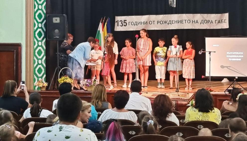 135 години от рождението на голямата българска поетеса Дора Габе ...