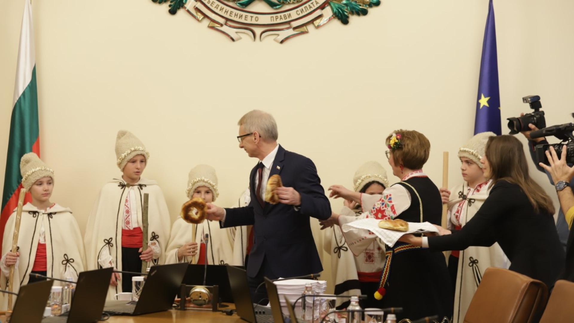 Деца коледари откриха заседанието на МС, Денков е оптимист за 2024 г ...