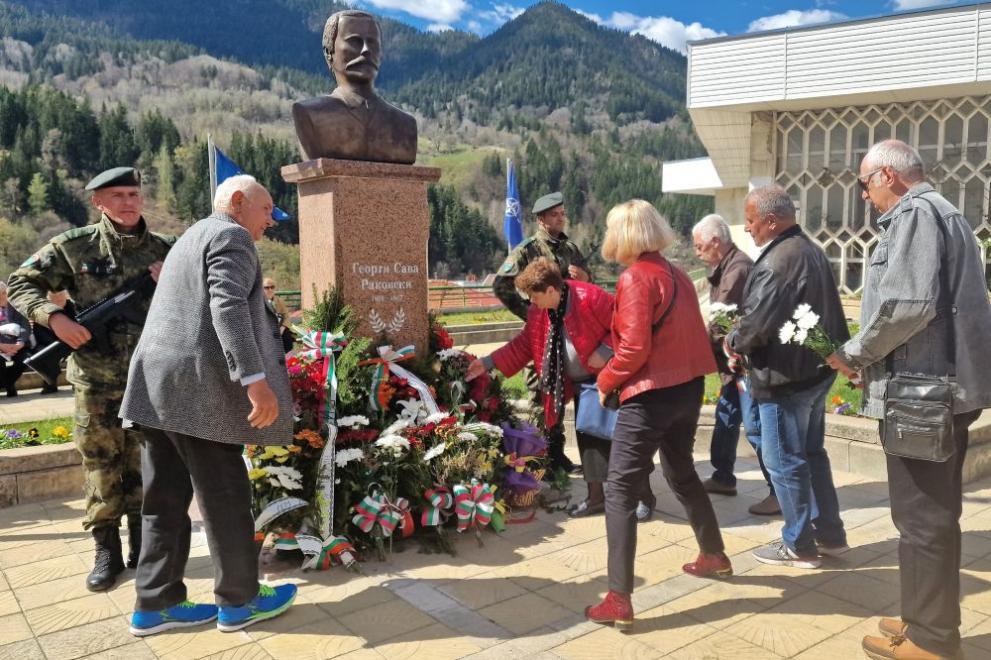 96-годишен мъж откри бюст-паметник на революционера Георги Раковски в ...