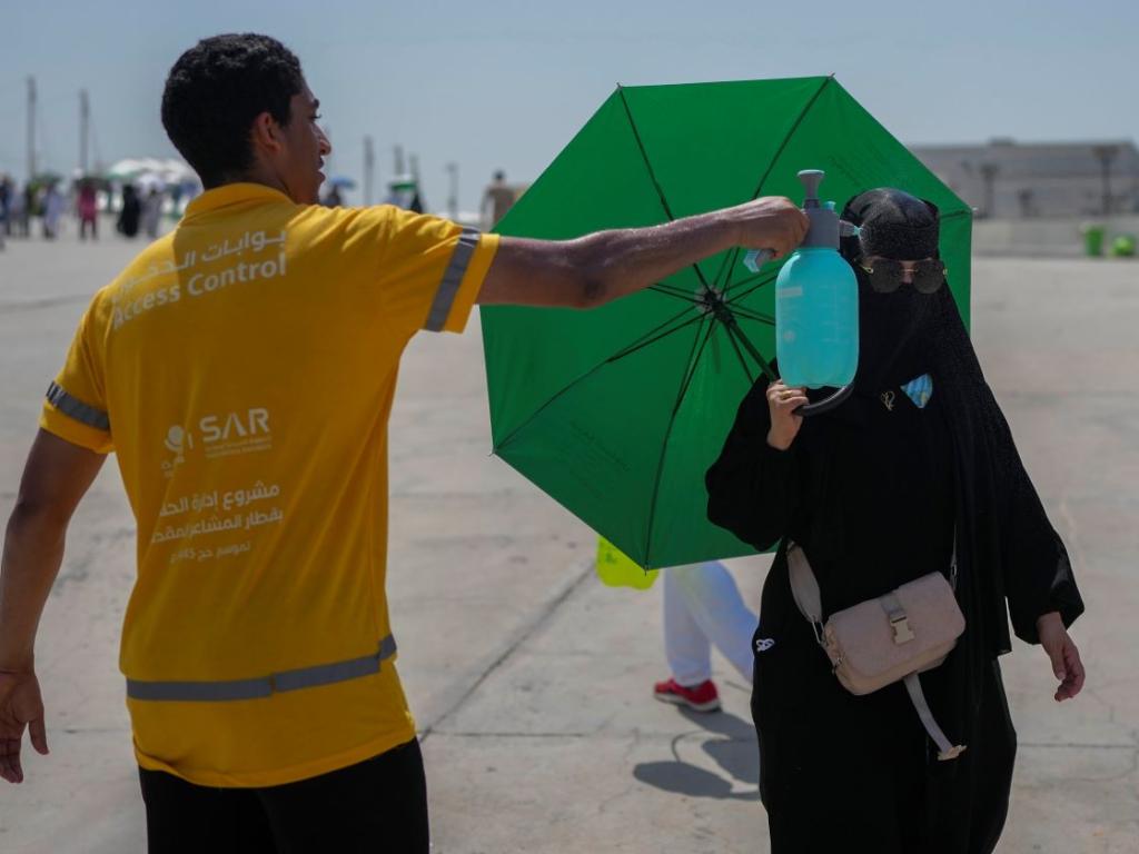 Над 1000 загинали от рекордните жеги поклонници на път към Мека - Свят ...