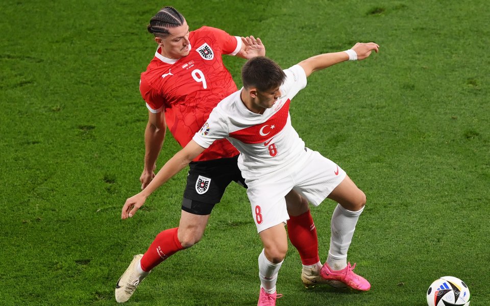 Мишени: 38 чаши летяха към Арда Гюлер, уцелиха Забицер с монета в ...