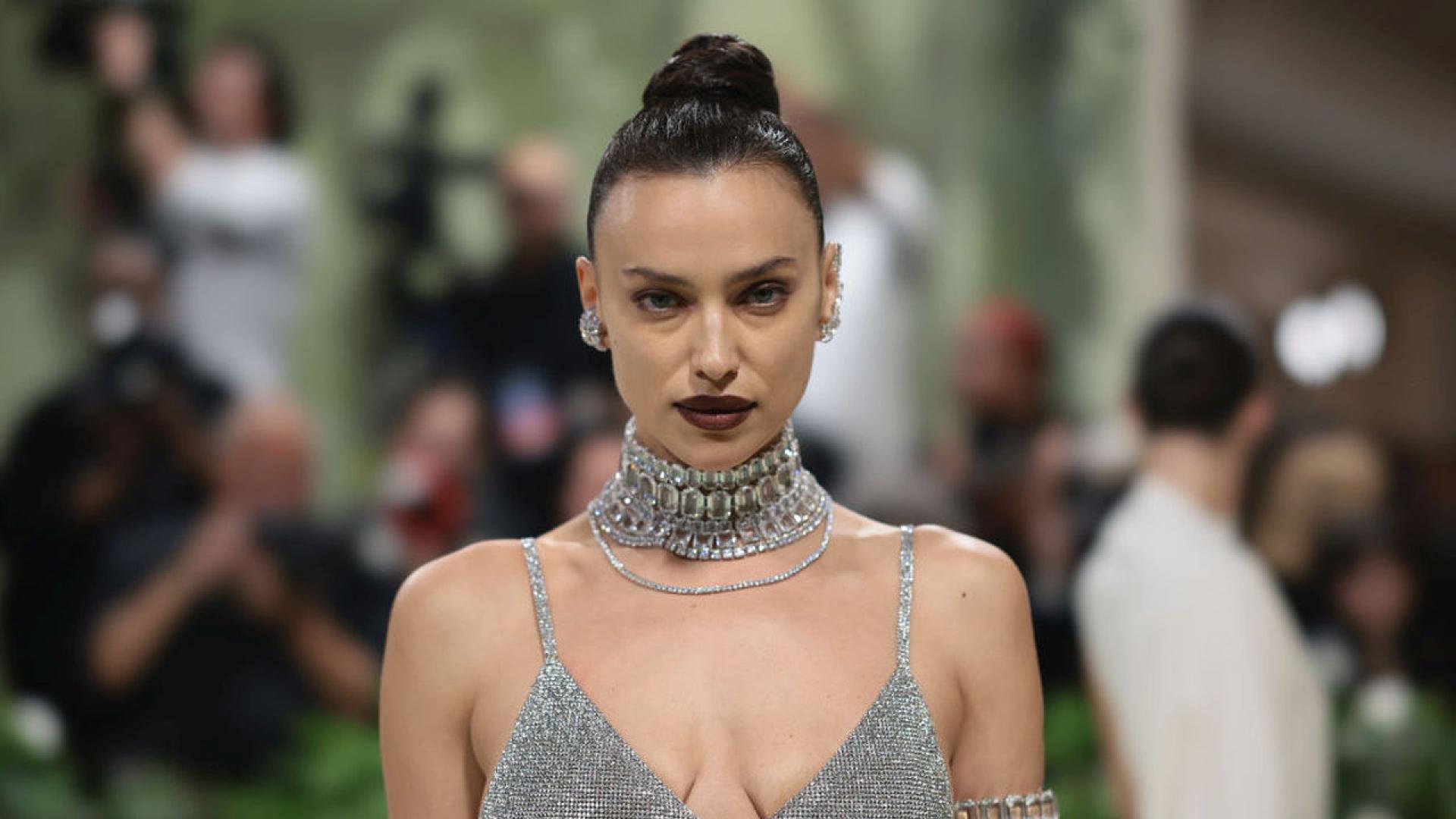 "Истинска богиня": Ирина Шейк в прозрачна рокля на Седмицата на модата ...