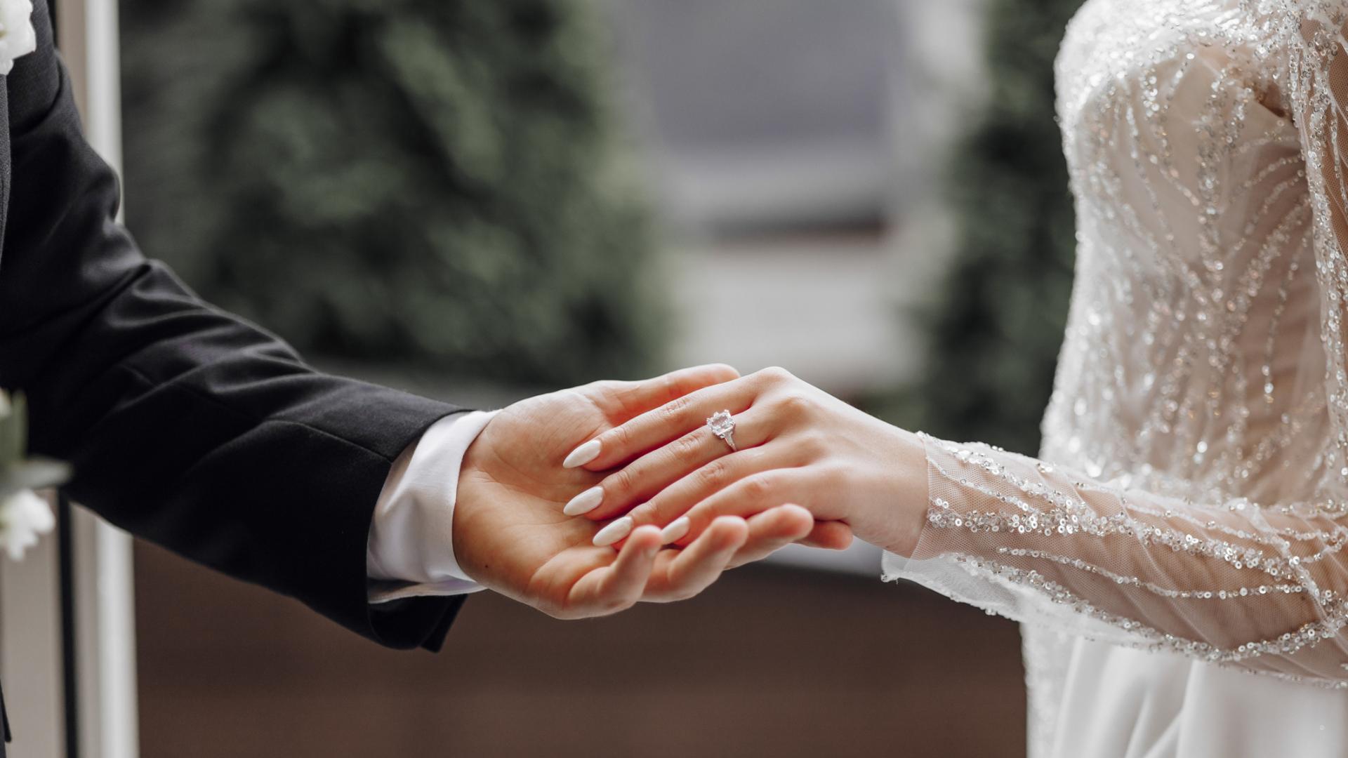 НАЙ-ПОСЛЕ: Певица се омъжва след 10-годишен годеж!|Телеграф