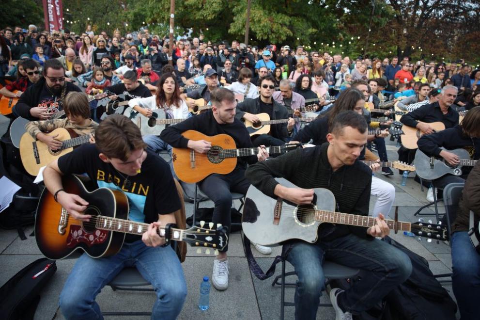 Стотици китаристи свириха песните на Кирил Маричков пред НДК и дома му (СНИМКИ/ВИДЕО)|DarikNews.bg