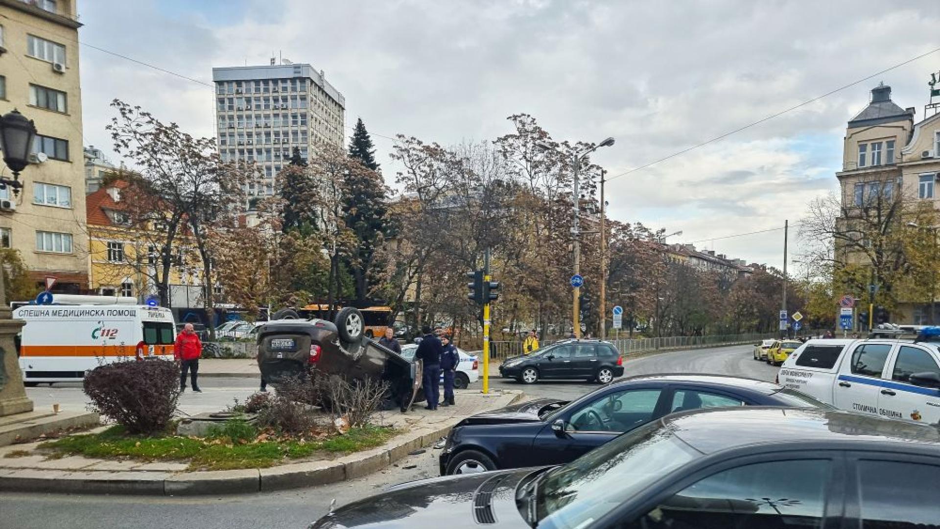 КАСКАДА: Кола се обърна по таван на „Орлов мост“! (СНИМКИ)|Телеграф