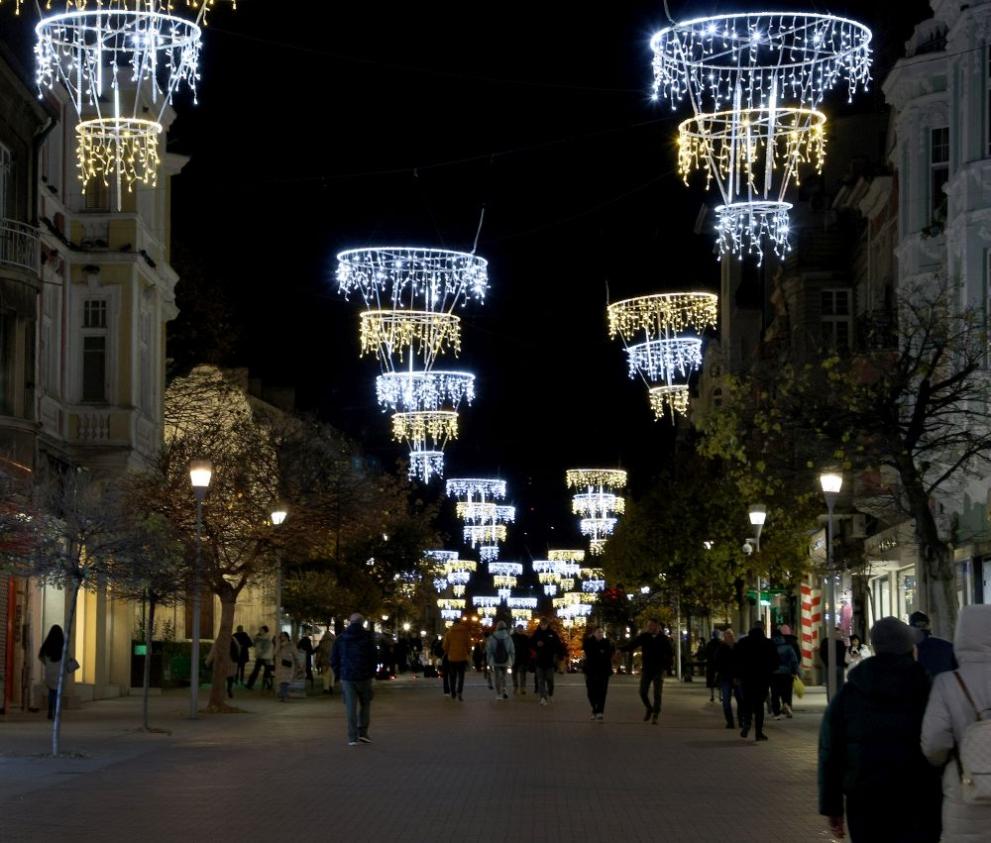 Приказна Варна: Градът грейва с изцяло нова коледна украса (СНИМКИ)|DarikNews.bg