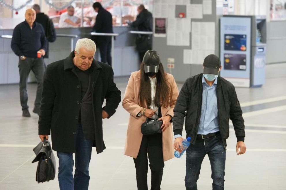 Старт на делото срещу Симона Радева, бившата полицайка се яви в съда ...