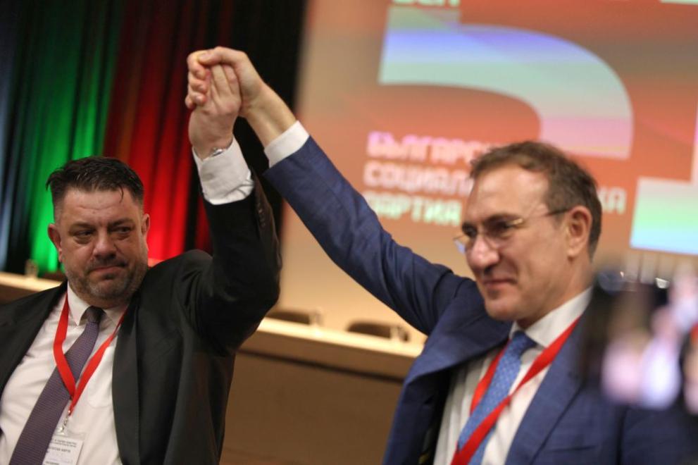 Делегати и претенденти за лидерския пост в БСП вече поздравяват Атанас ...