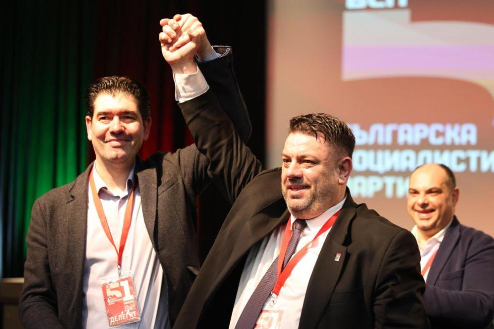 Делегати и претенденти за лидерския пост в БСП вече поздравяват Атанас ...