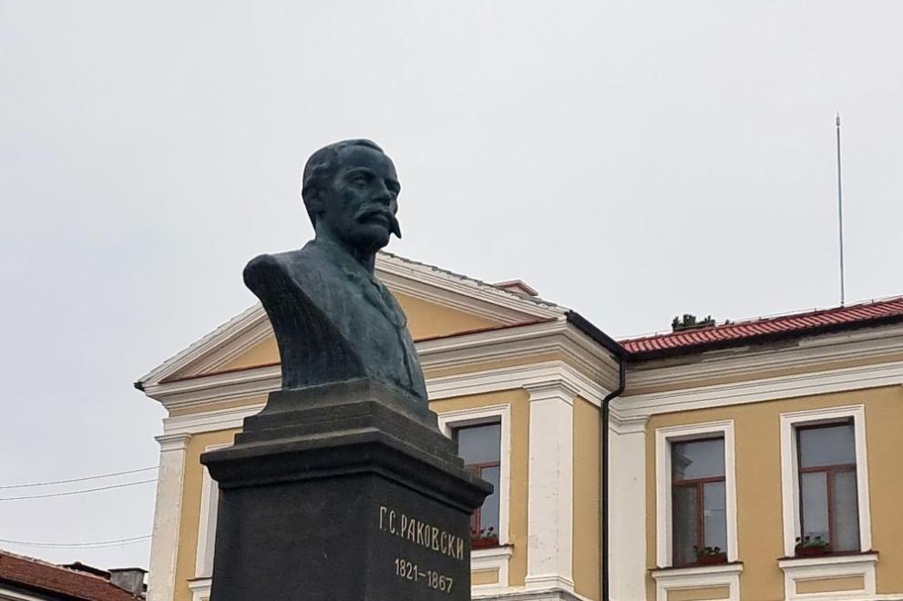 Котел почете 204 години от рождението на Георги Раковски (СНИМКИ ...