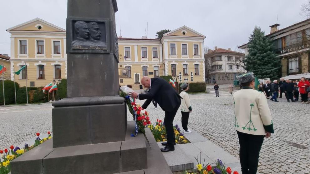 Котел почете 204 години от рождението на Георги Раковски (СНИМКИ ...