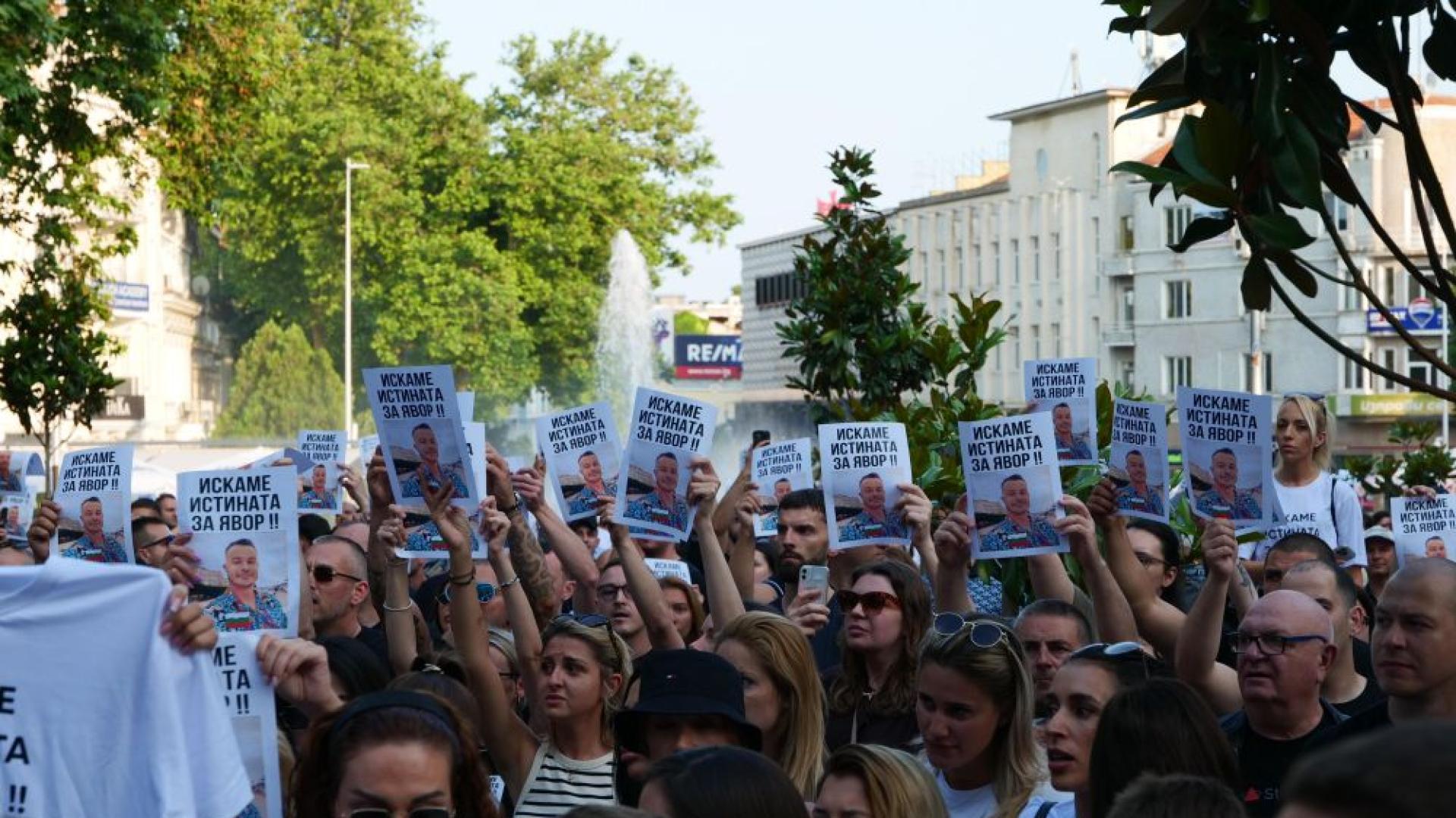 ТРАГЕДИЯТА ВЪВ ВАРНА: Стотици на протест в памет на Явор Георгиев!|Телеграф