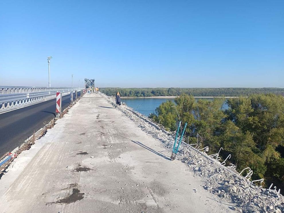 Нова фаза на ремонта на Дунав мост при Русе: Премахват стария тротоарен ...