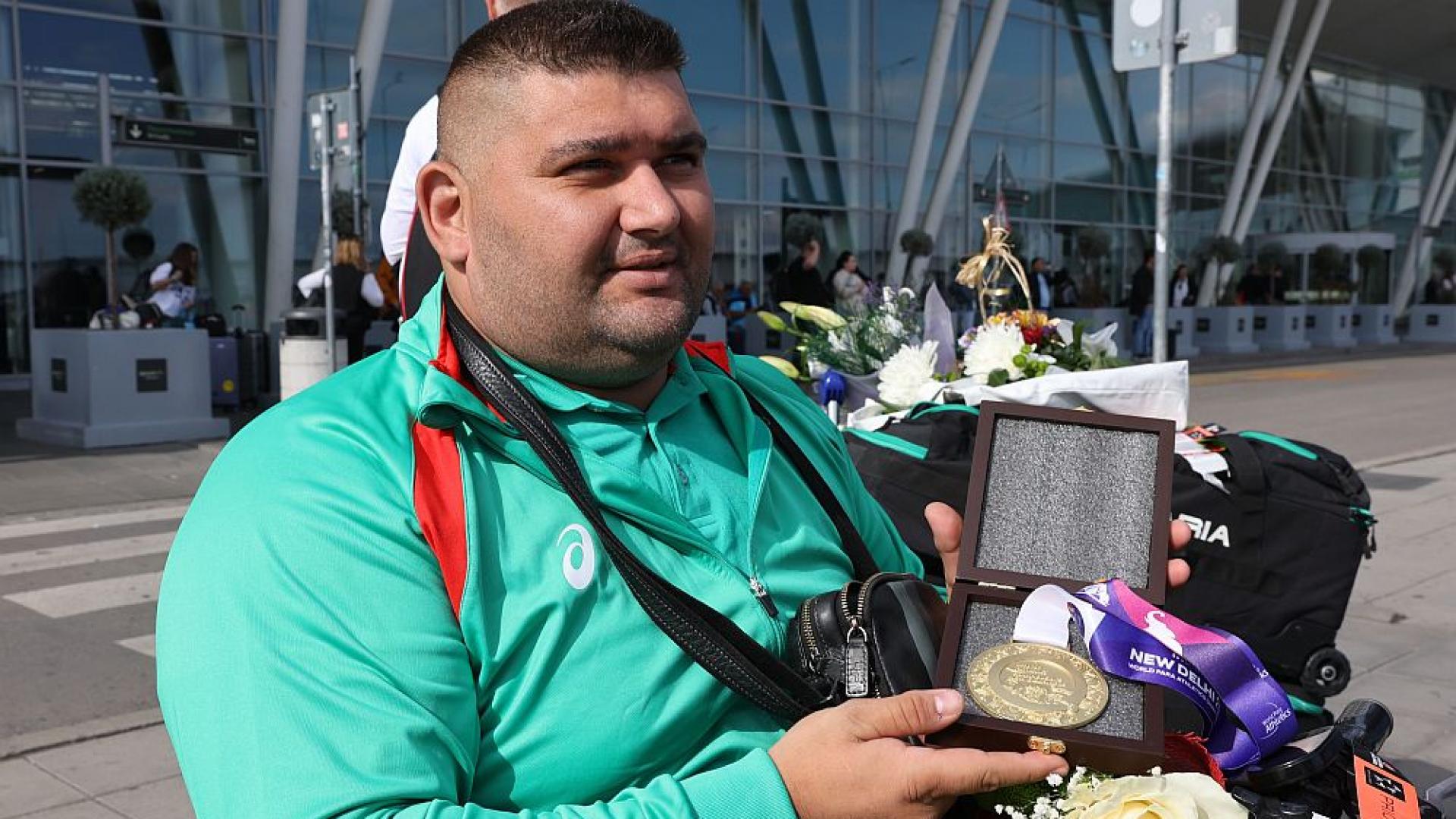 Министър Гуцанов посрещна на летище "Васил Левски" параолимпиеца Ружди ...