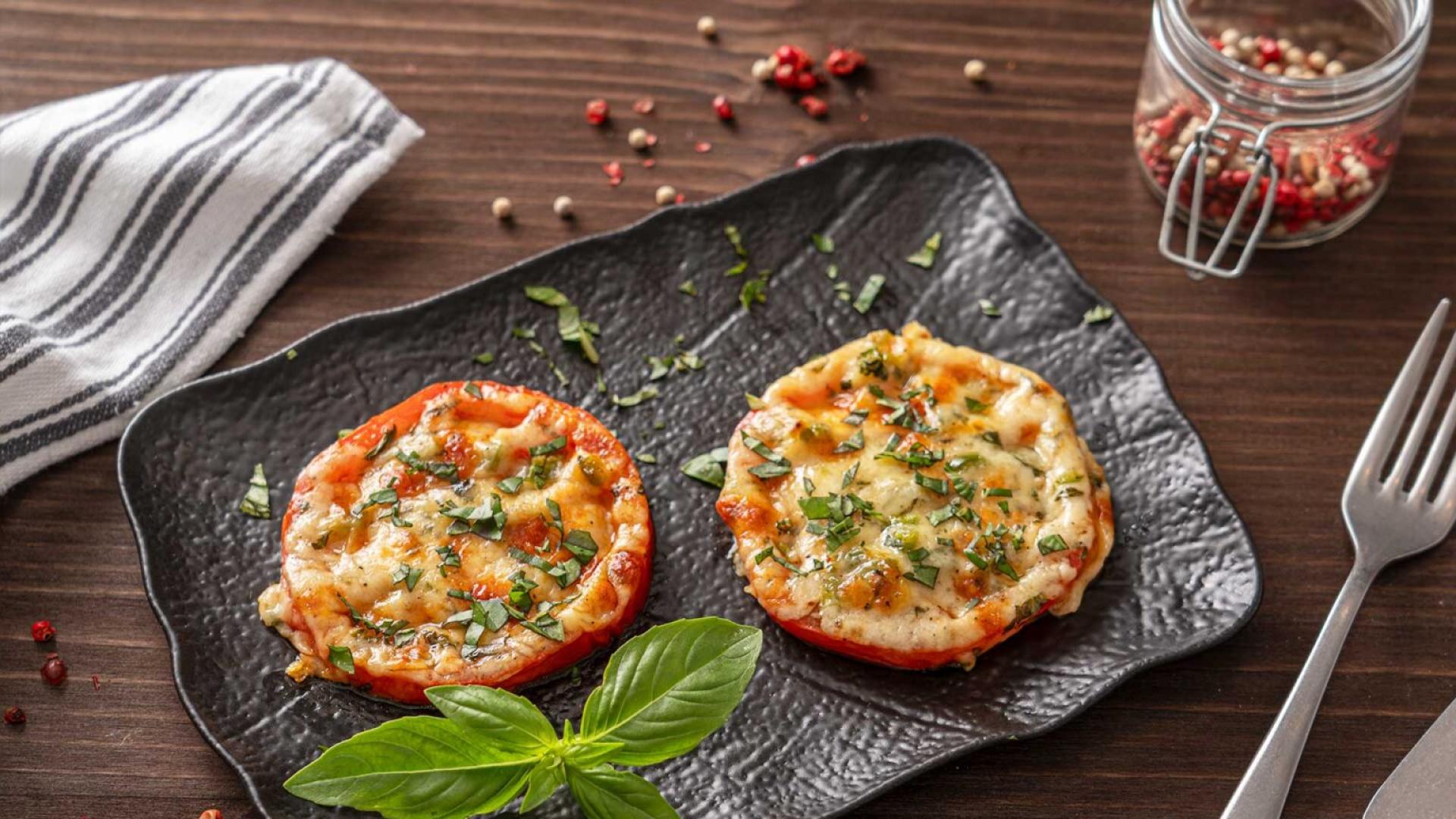 Гответе с matekitchen.com: Печени домати с моцарела и пармезан - ще си оближете пръстите (ВИДЕО ...