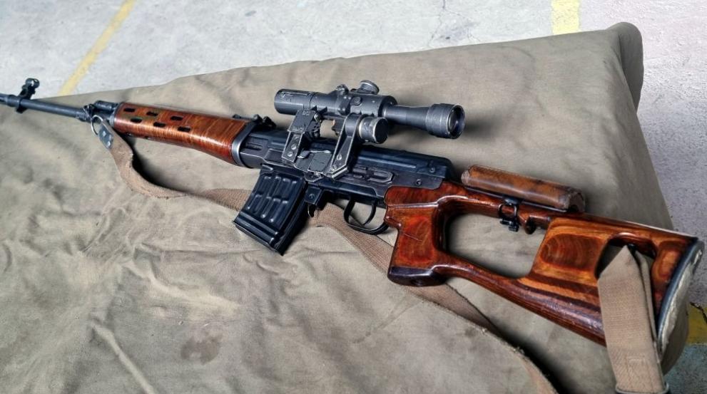 От „Драгунов“ до „Зигзауер“: Показват тежка военна техника от времето на желязната завеса ...